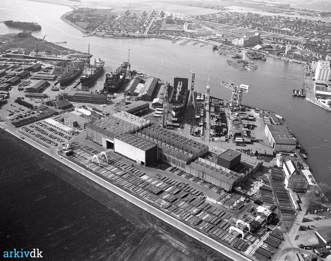 arkiv.dk | Luftfoto over Nakskov Skibsværft, Rosnæs, over byen. Billedserie
