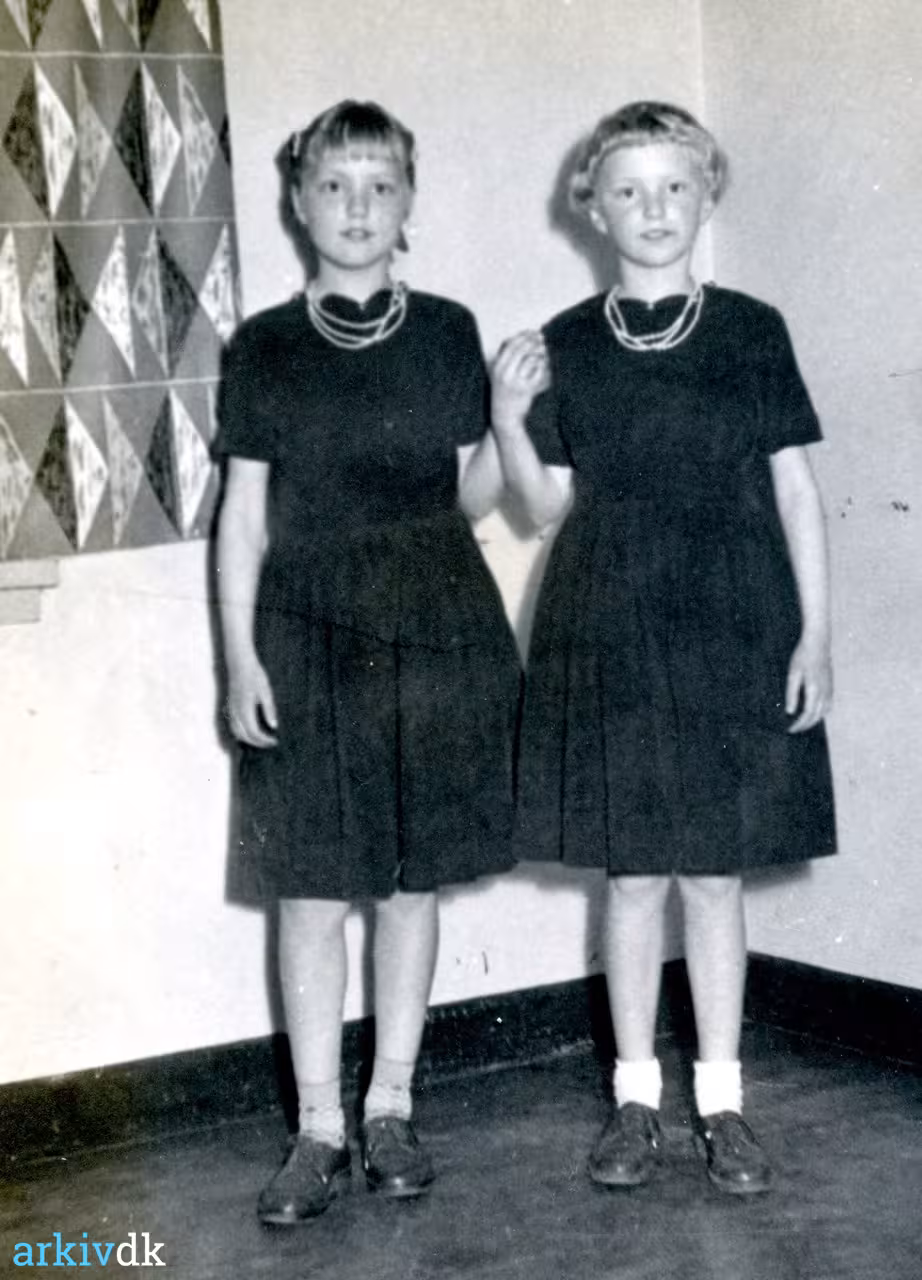 arkiv.dk | Aase og Eva Schmidt Jensen Danseopvisning i Mou