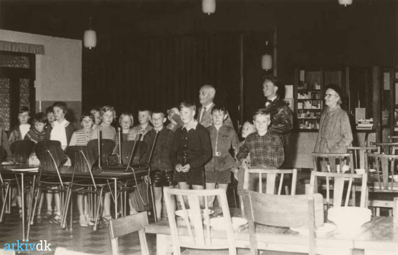 arkiv.dk | Elever fra Vojens Borger - Realskole på rundvisning hos Brødrene Gram A/S.