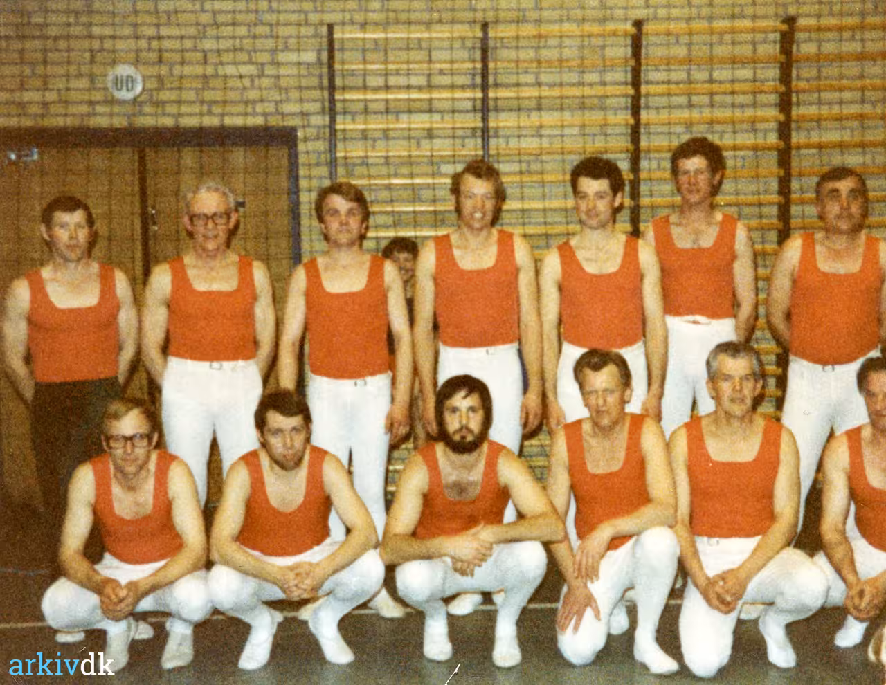 arkiv.dk | Husby Tanderup ungdoms og gymnastikforening - Unge mænd, opvisning i Ejbyhallen 1981 ...