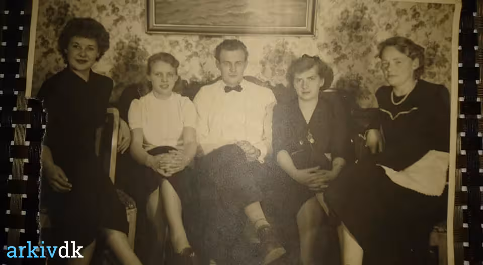 arkiv.dk | Serveringspersonalet på Kongerslev Kro.