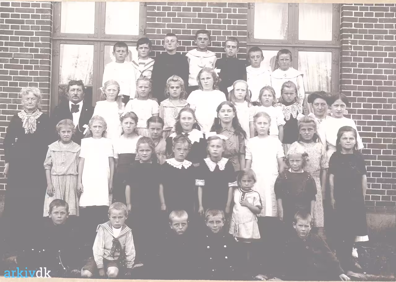 arkiv.dk | Elever og lærere foran Langø skole, 1915 -1925 Langø 4900 Nakskov