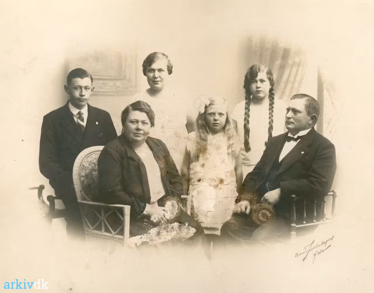 arkiv.dk | Portræt - familien Petersen, Kabbeltoft 23, Vejle, ca. 1927