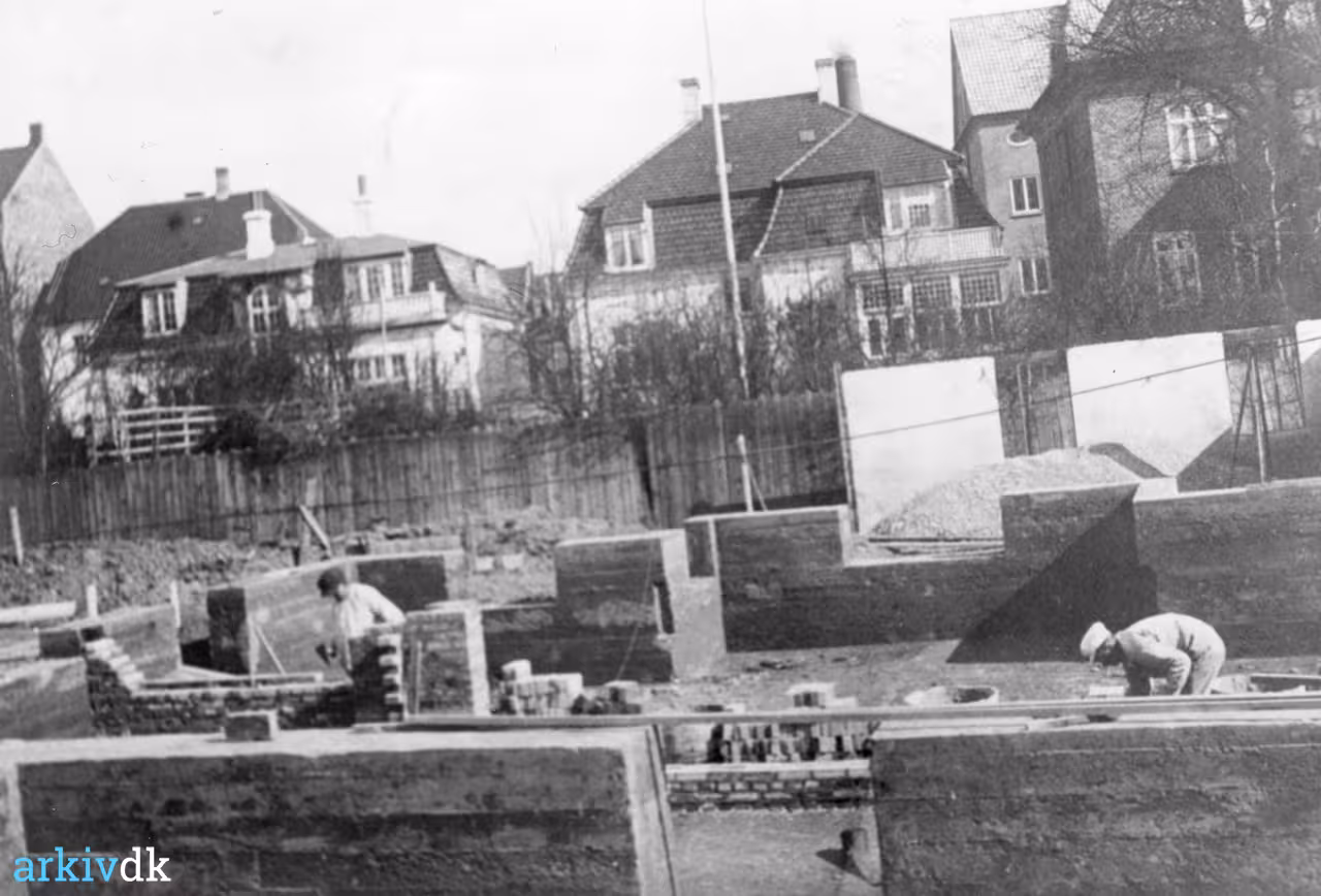 arkiv.dk | Murermester Aage Christoffersens villa under opførelse, Jernbanegade 30, Vejle, 1917