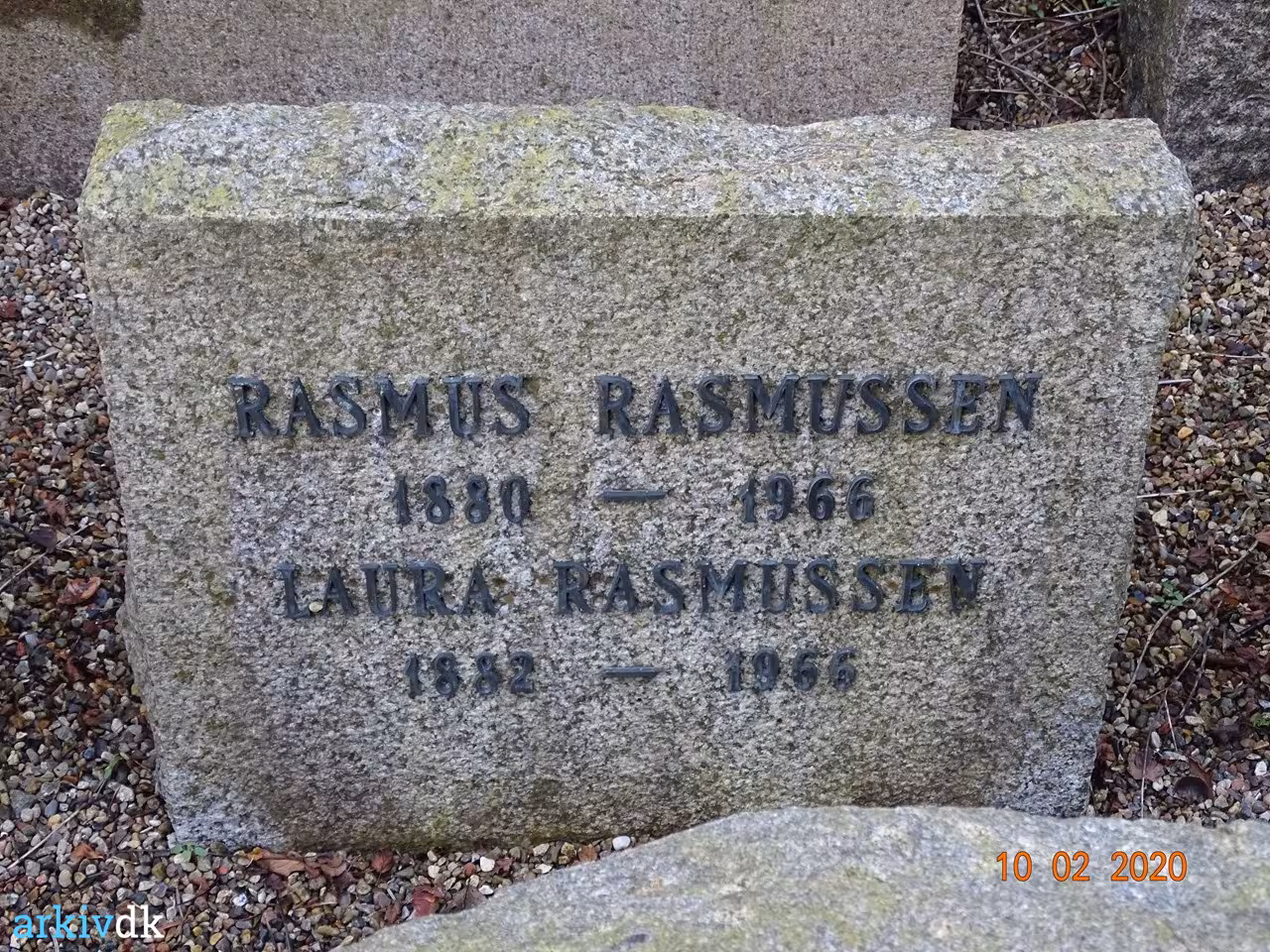 arkiv.dk | Gravsten på Davinde Kirkegård: Rasmus Rasmussen og Laura Rasmussen