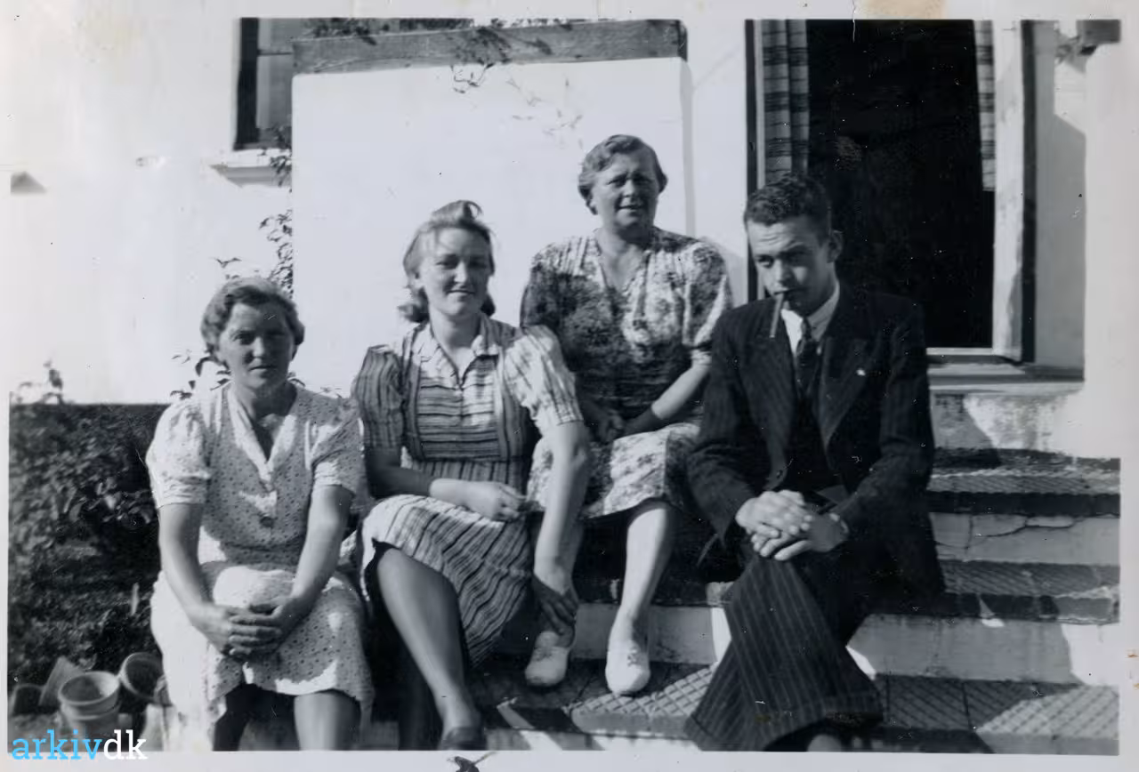 arkiv.dk | 4 personer på trappen til Asylgården