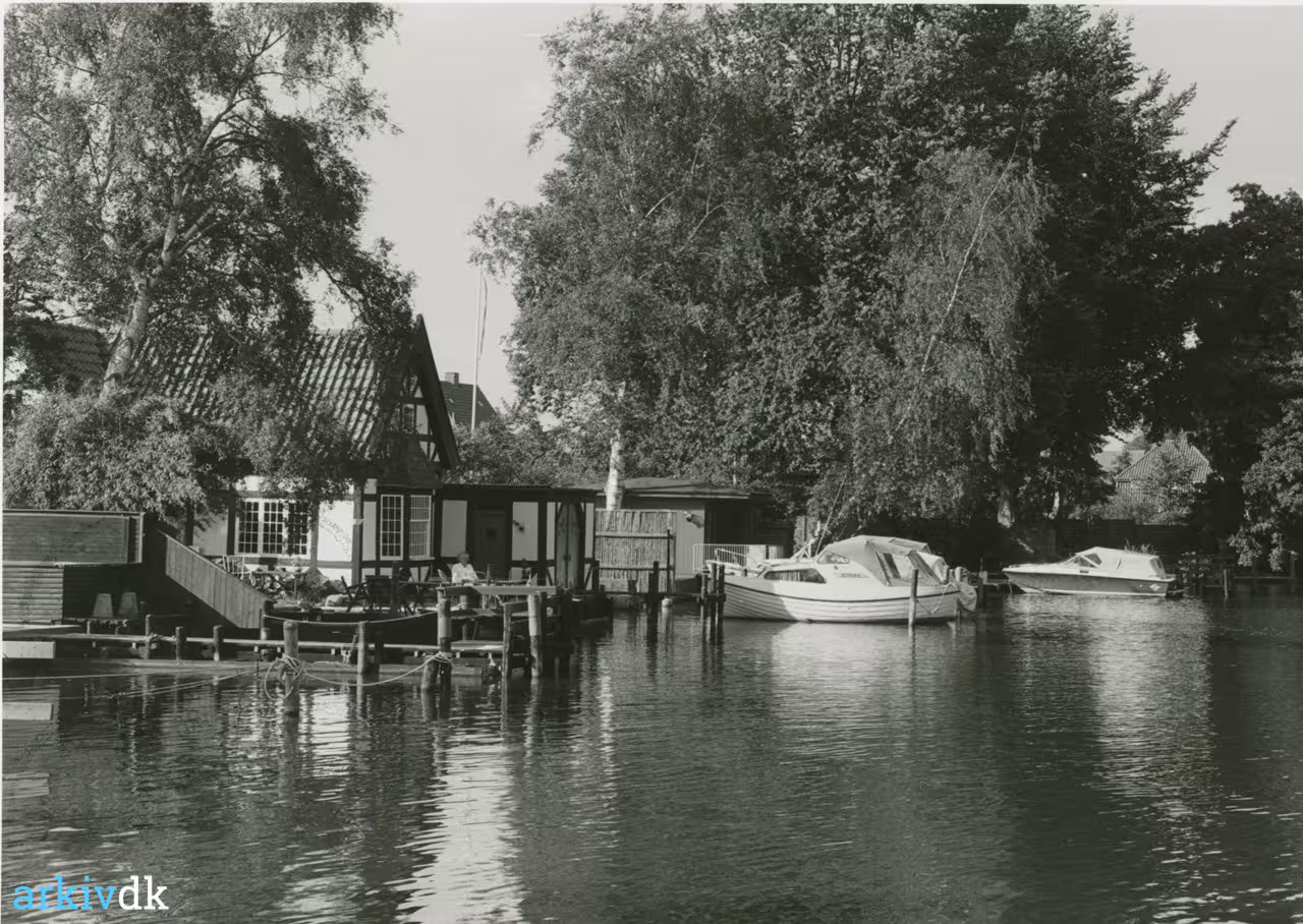 arkiv.dk | Parti af Remstrup Å med lysthuse og bådhuse