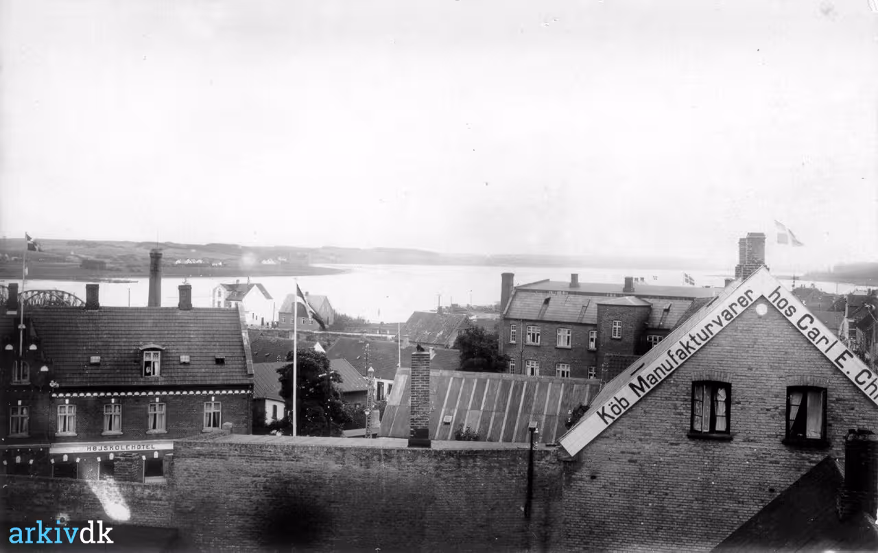 arkiv.dk | Udsigt over torvet i Hadsund og fjorden