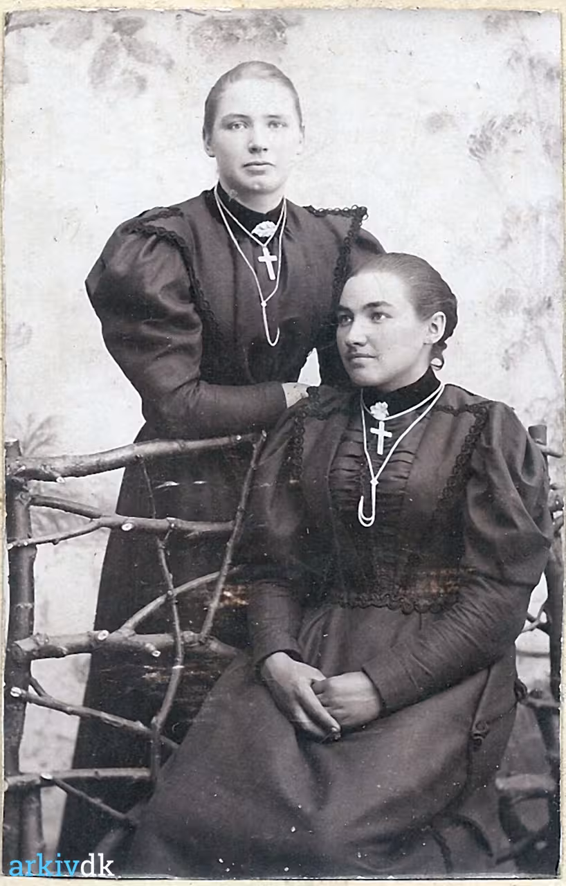 arkiv.dk | Søstrene Hansine Marie Hansen ( Gassum ) - og Ane Johanne Hansen fra Juelsgaardvej 11 ...
