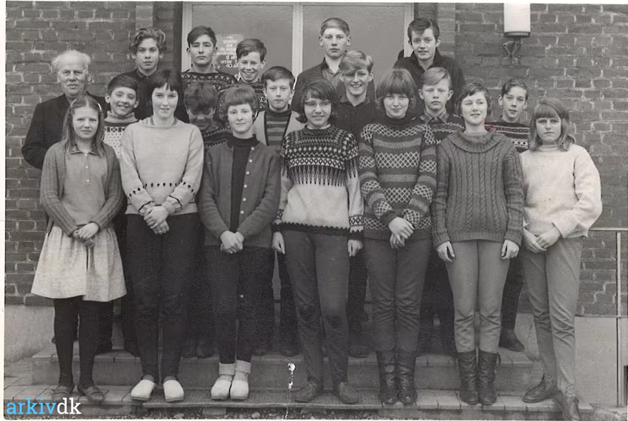 arkiv.dk | Konfirmander - Starup Skole - 1966 m/pastor Høgsbro Østergård