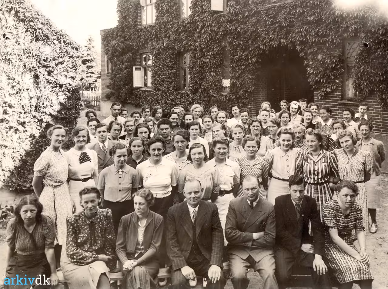 arkiv.dk | Butiks- og systue personale hos A. Chr. Jensen, Hadsten