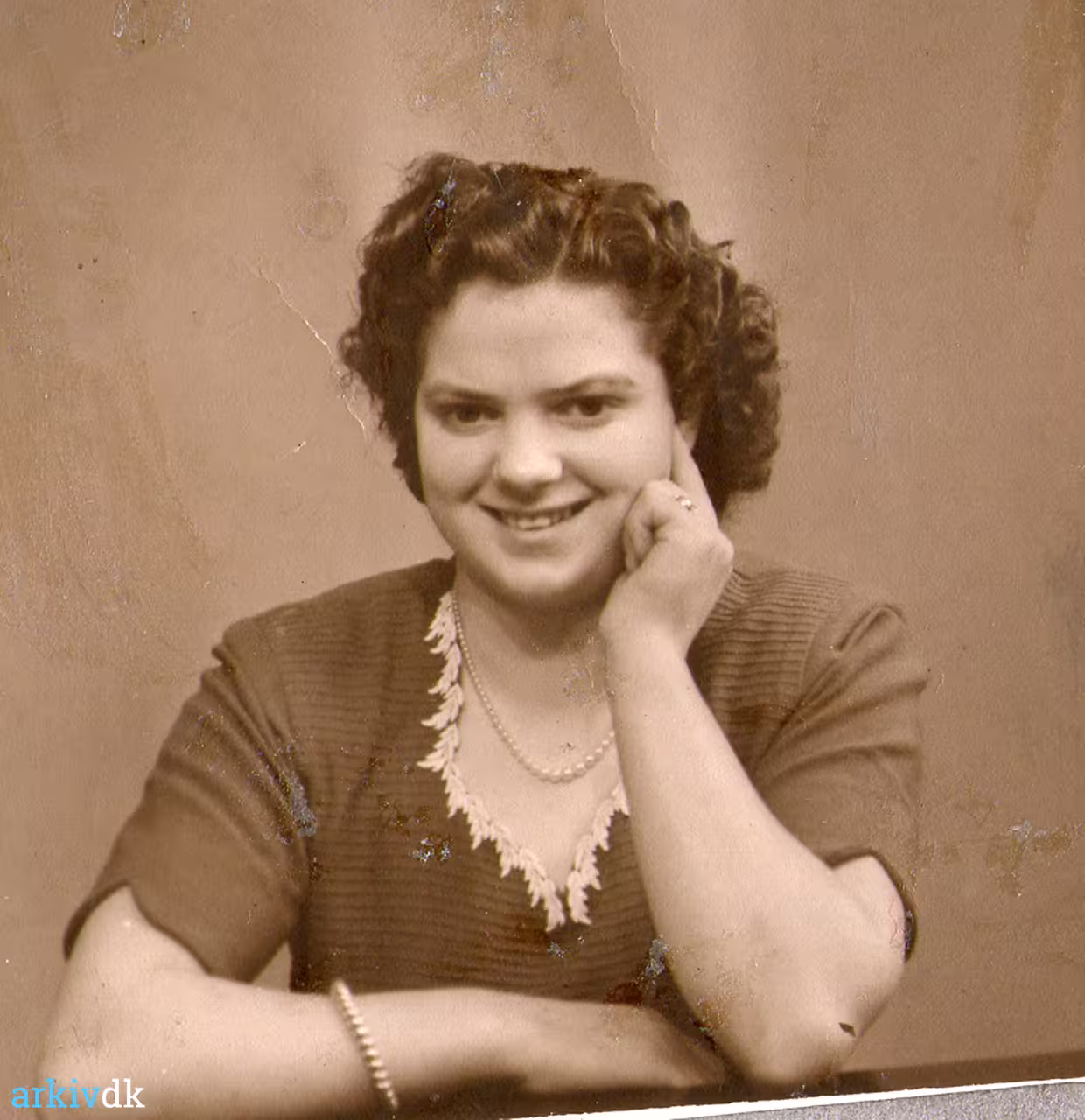 arkiv.dk | Anne Marie Kaasgaard fra Kristinelyst paa Armosevej 8, ca 1954