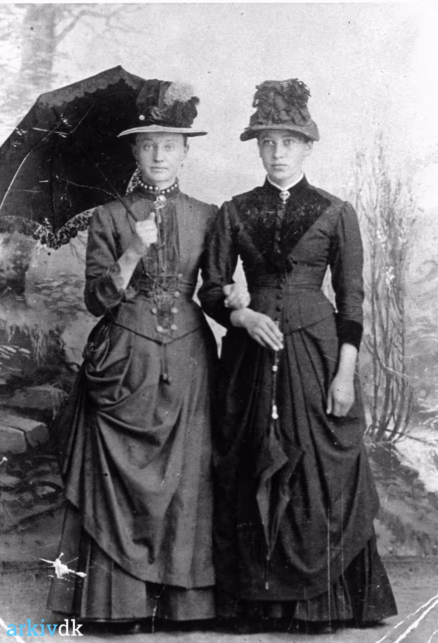 arkiv.dk | Portræt: Kirstine Bjørn og Margrethe Christensen.