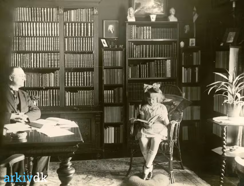 arkiv.dk | Lærer ved Ordrup Skole Aage Barfoed Møller ved skrivebordet sammen med datteren Tove ...