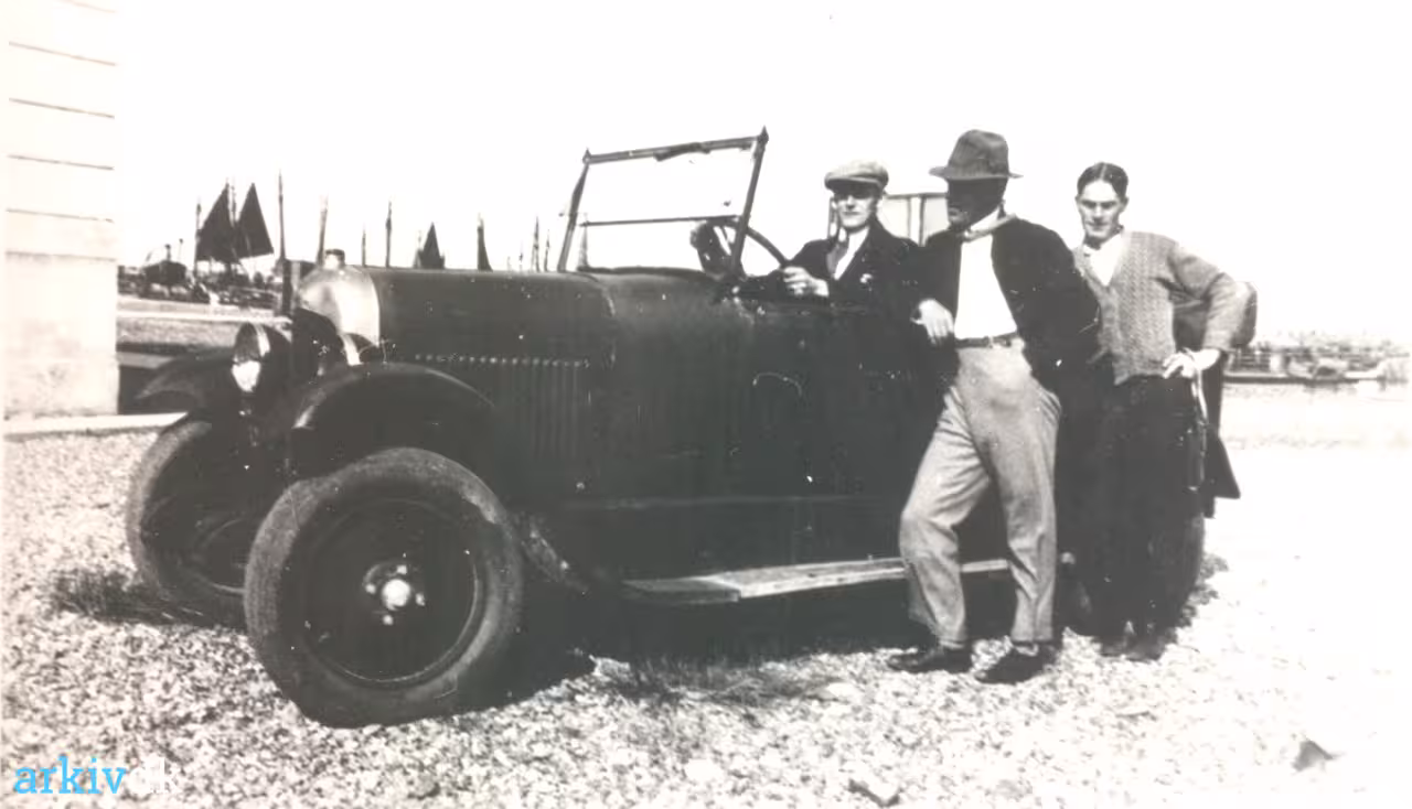 arkiv.dk | Erik Weie ved rattet, Thyborøn, ca. 1940