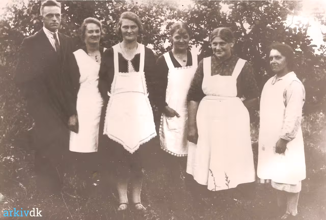 arkiv.dk | Gedsted - opvartere og skaffer i Bystrup ca. 1929: Frederik Dalsgaard, Kristine Lund ...