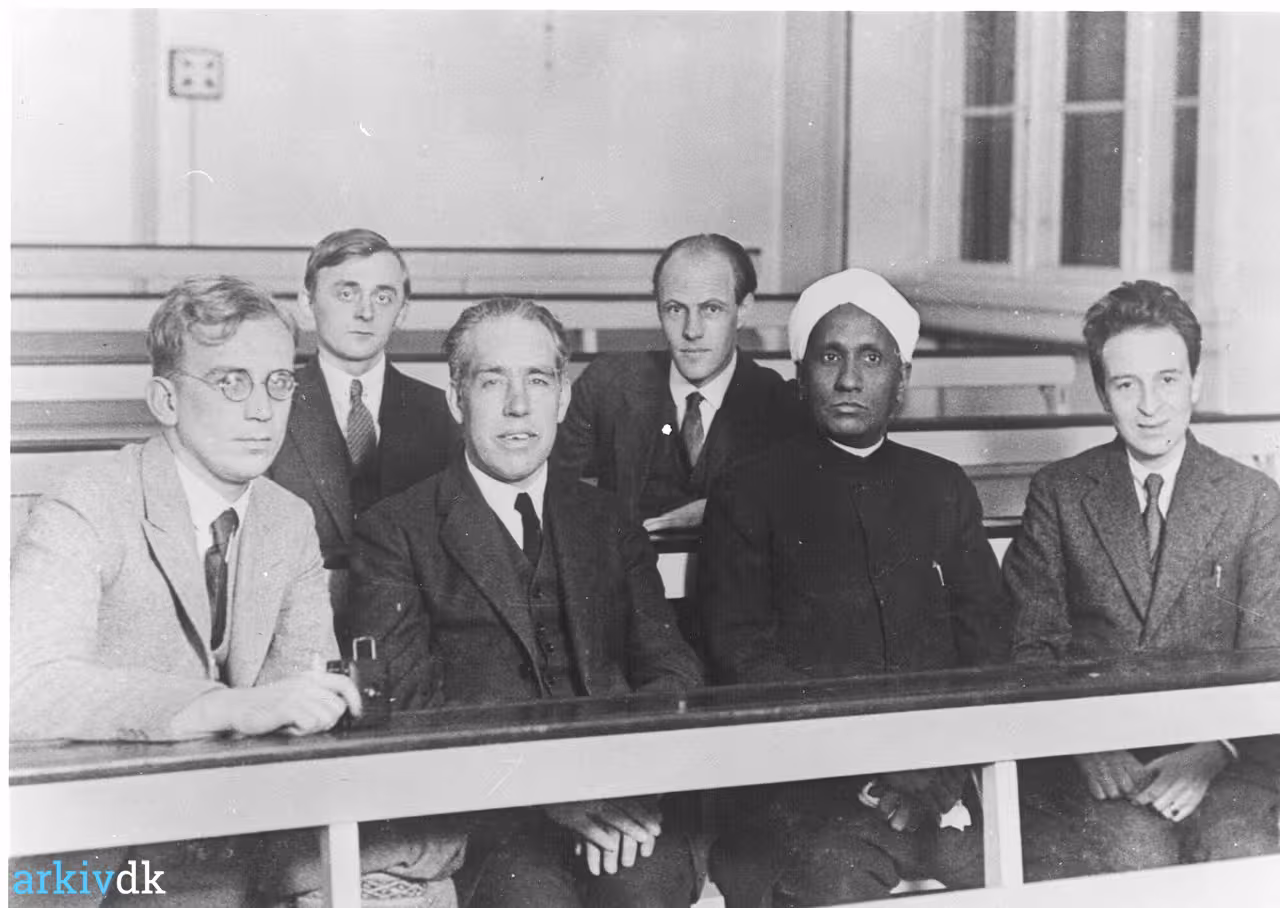 arkiv.dk | George Gamow, Niels Bohr, C.V. Raman, Oskar Klein, Svend Lautizen and Ebbe Rasmussen.