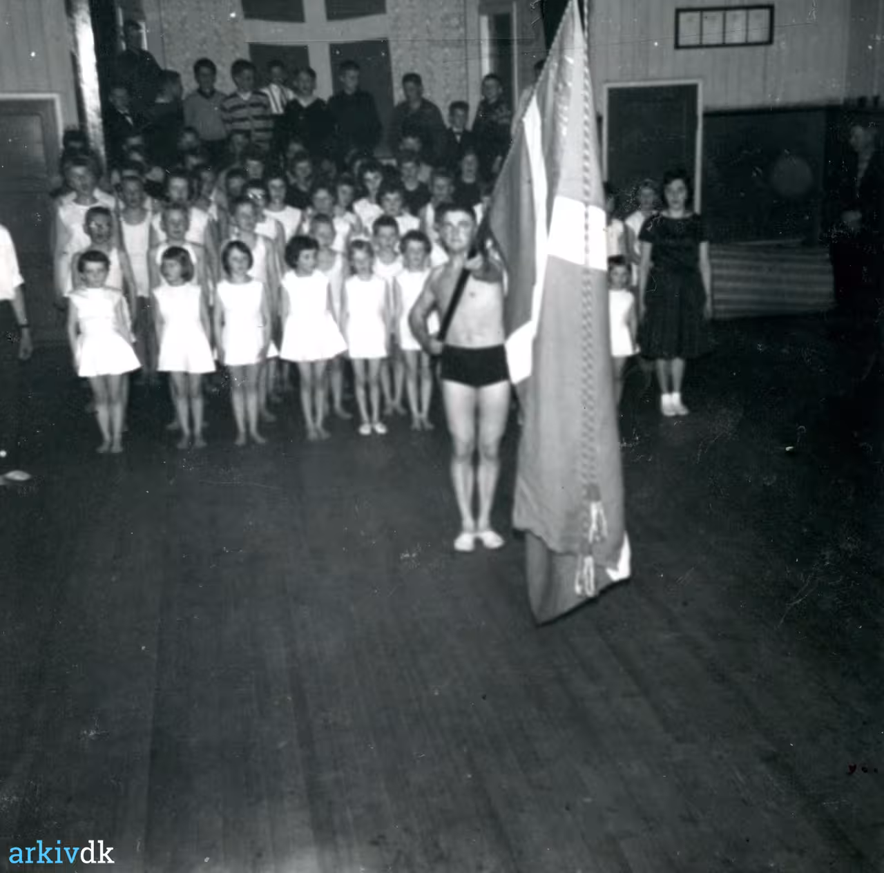 arkiv.dk | Gymnastikopvisning i Gudum Forsamlingshus