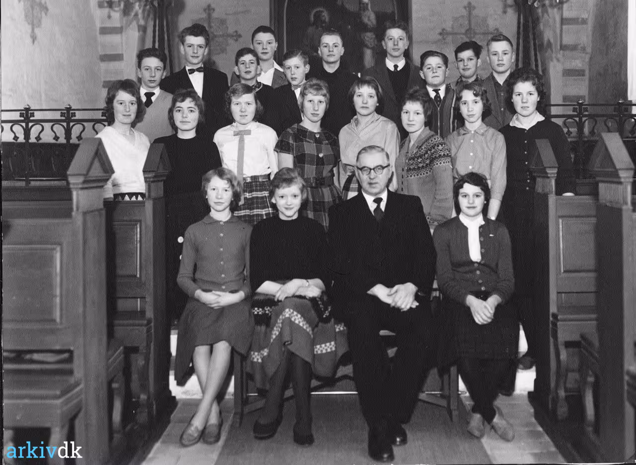 arkiv.dk | Konfirmandholdet i Verninge kirke 1960