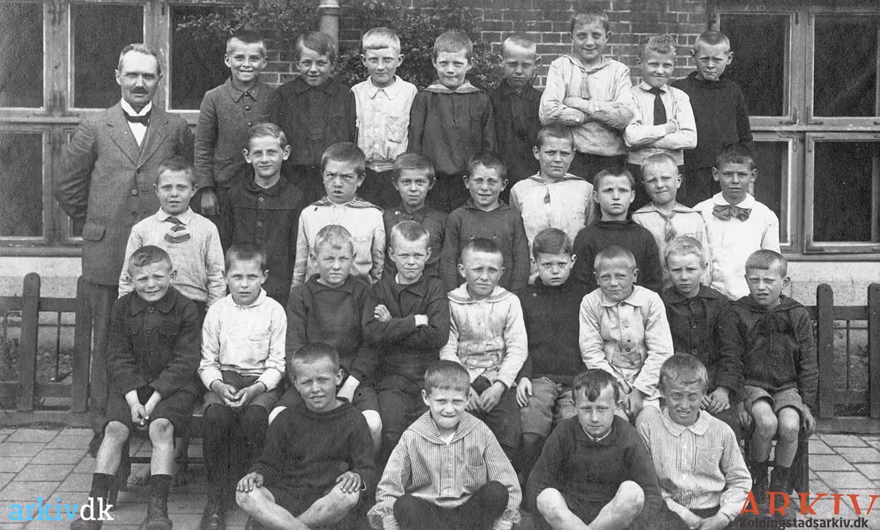 arkiv.dk | Klassefoto med drenge og deres lære fra Drengeskolen.