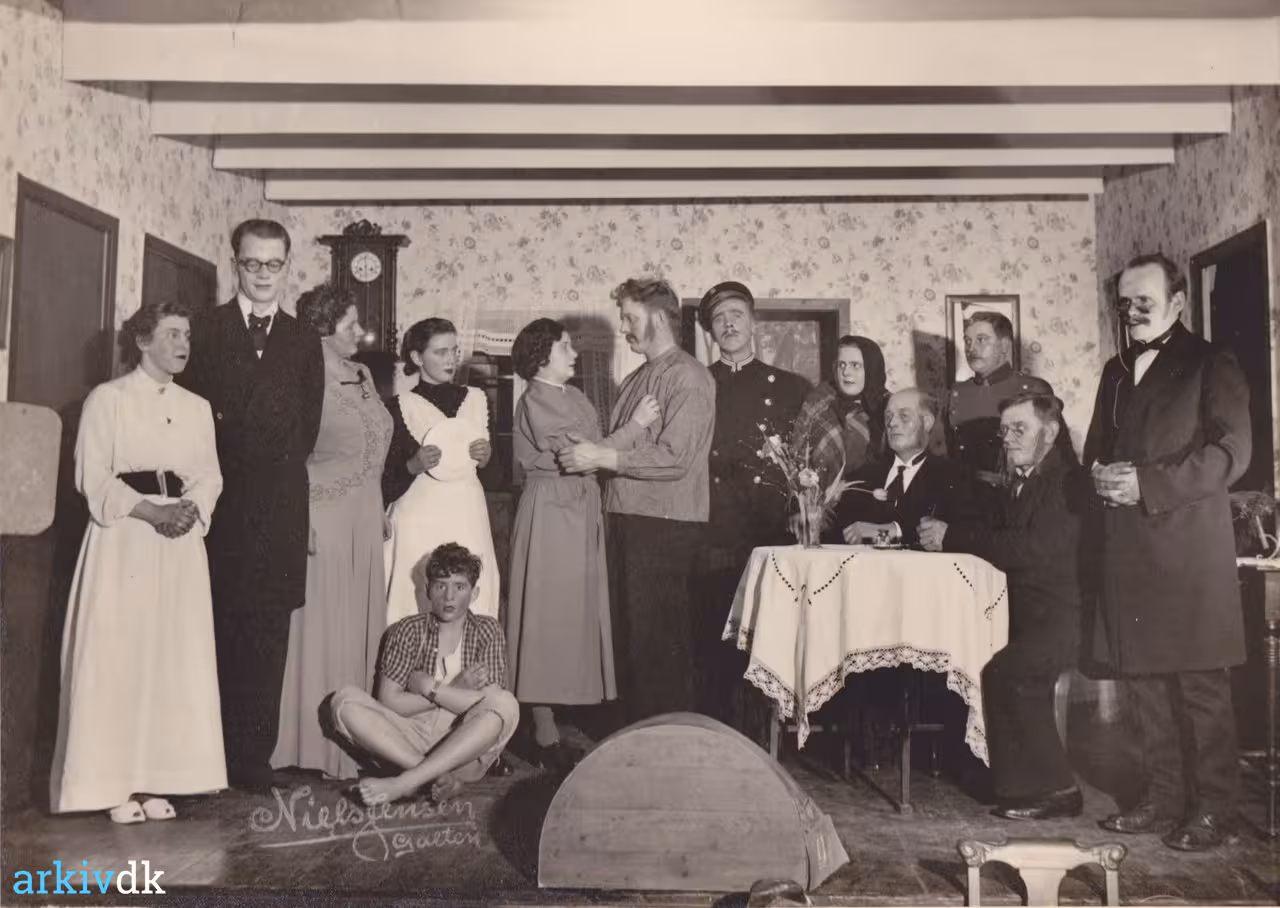 arkiv.dk | Dilettantteater på Tulstrup Kro ved Ry.