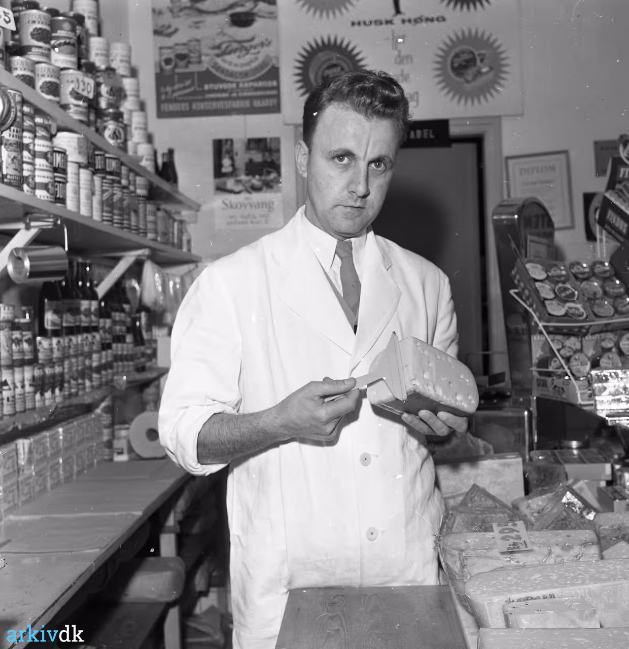 arkiv.dk | Ostehandler Svend Aage Gabel (1923-1986), Osteklokken, Søndergade 12, Vejle, 1959