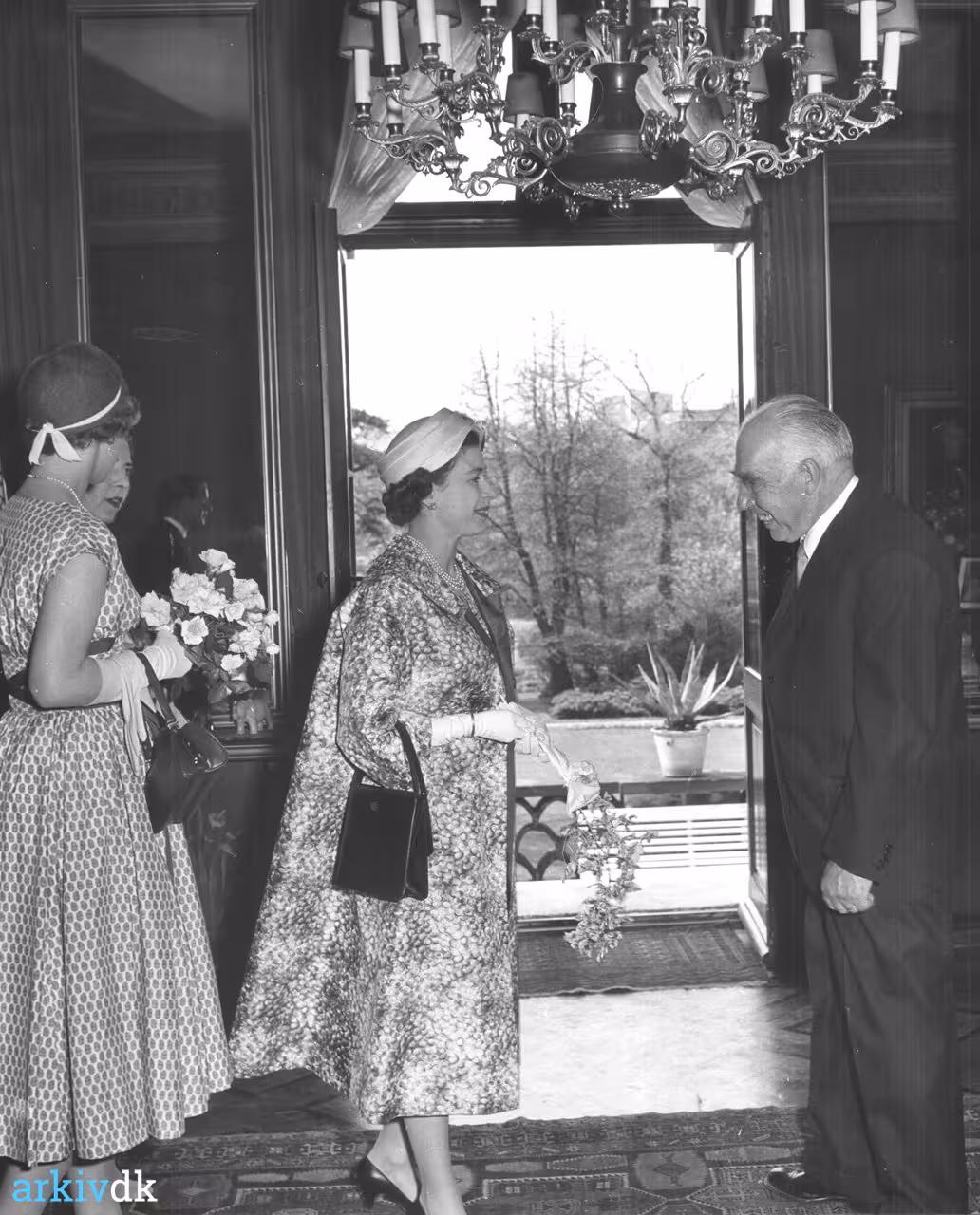 arkiv.dk | Princess Margrethe, Queen Ingrid, Queen Elizabeth II and Niels Bohr