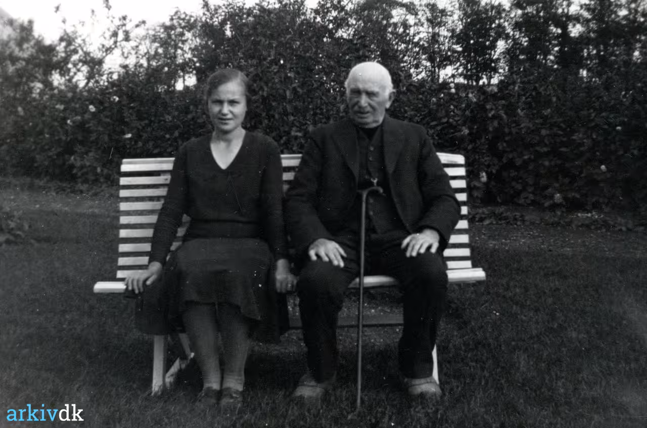 arkiv.dk | Ellen Nielsine Gravesen og hendes bedstefar P. C. Nielsen, Sejlflod