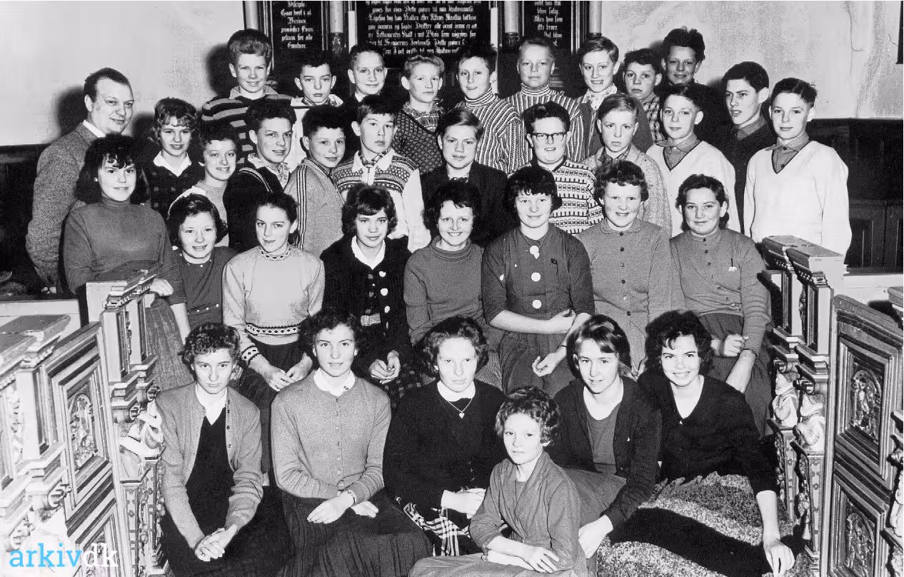 arkiv.dk | Konfirmandhold 1960 med pastor Orla Pedersen.