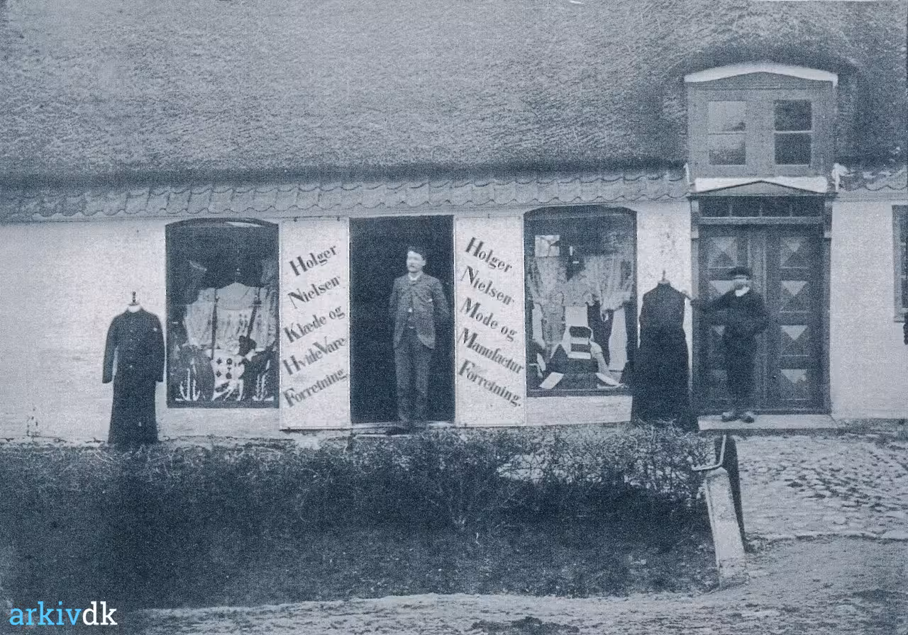 arkiv.dk | Holger Nielsens manufakturforretning, Herredsvej 122, Fejø, cirka 1908