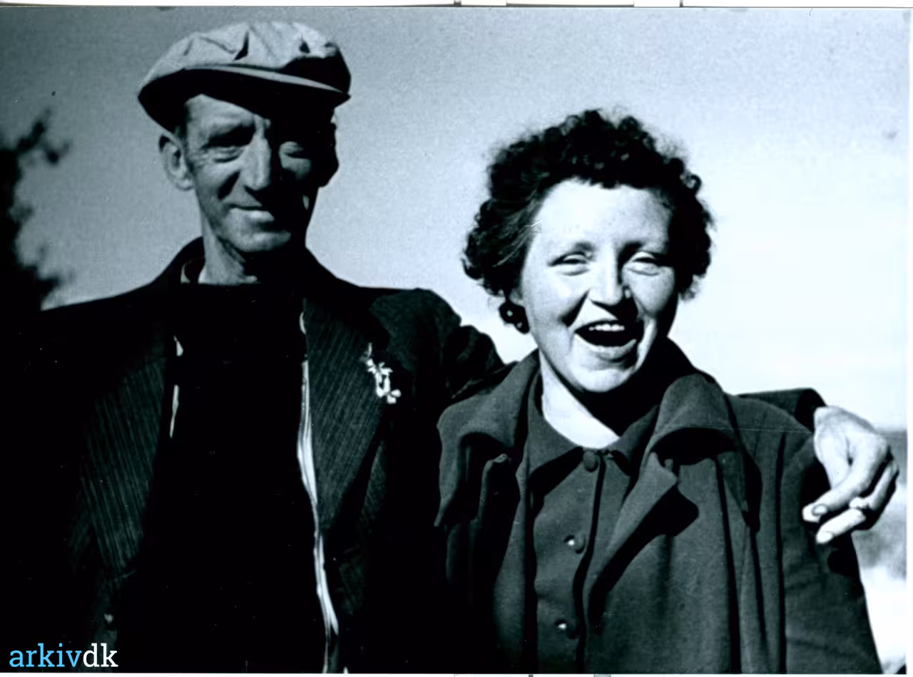 arkiv.dk | Søren og Frederikke Vestergaard. Fiskerhuset. Moesgaard Strand.