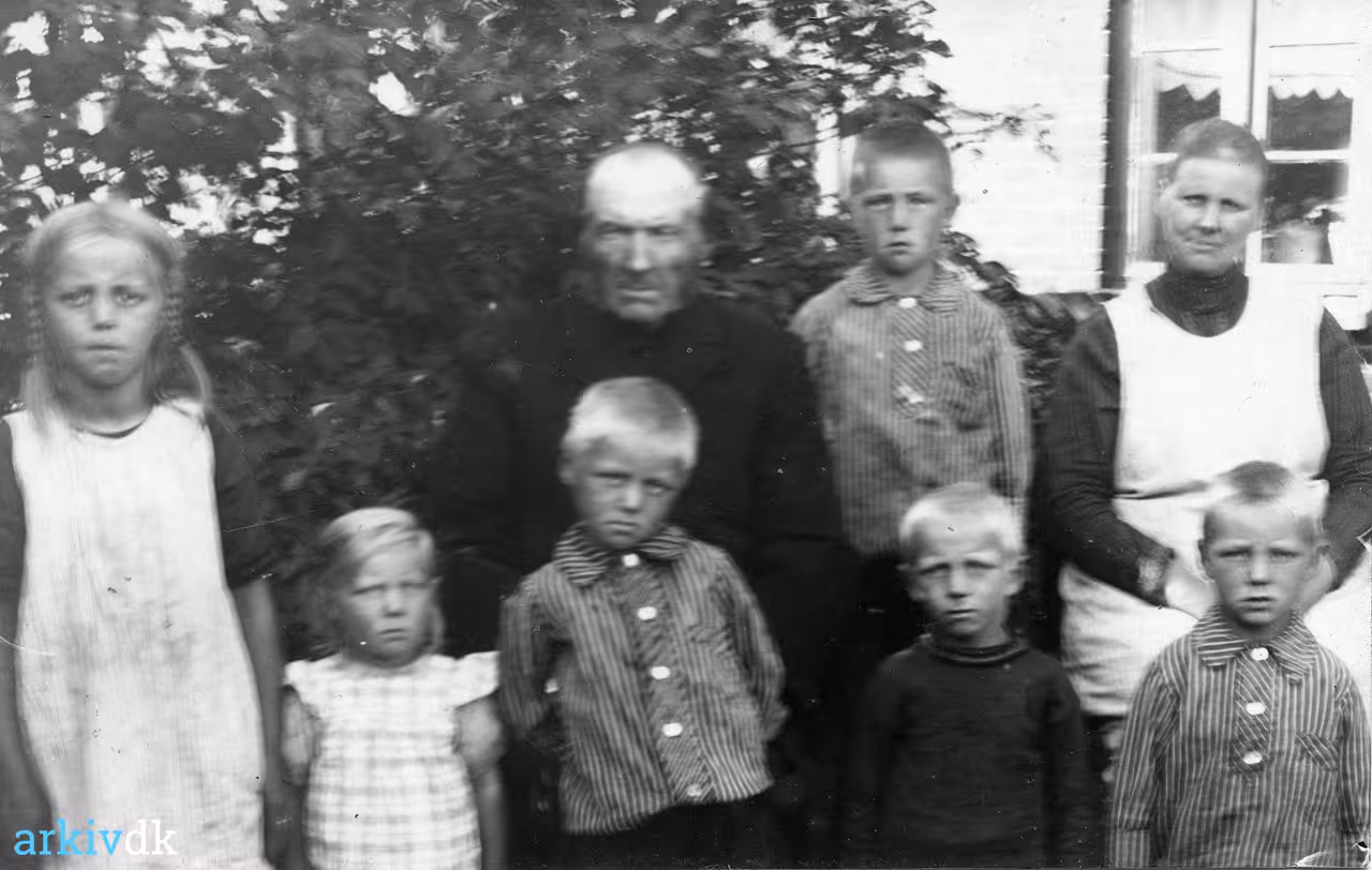 arkiv.dk | Familiefoto med relation til Niels Peter Larsen. Straasø