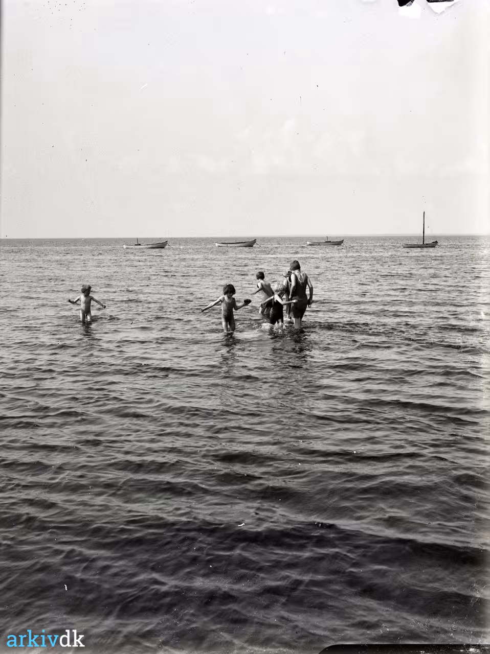 arkiv.dk | Mor og 4 børn bader