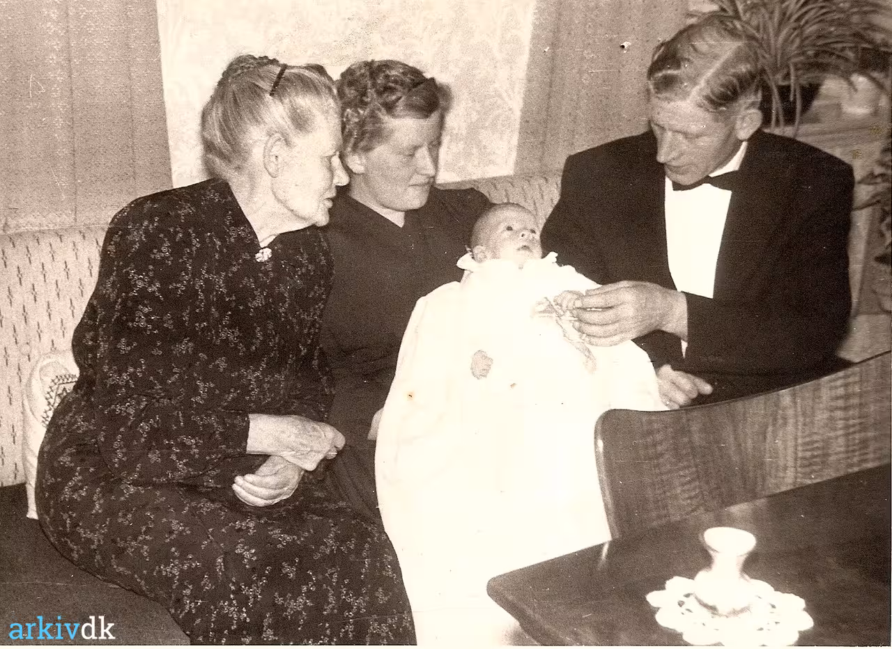 arkiv.dk | Fire generationer ved barnedaab hos Edith og Kristian Noer paa Løgbjergvej 4, Øster ...