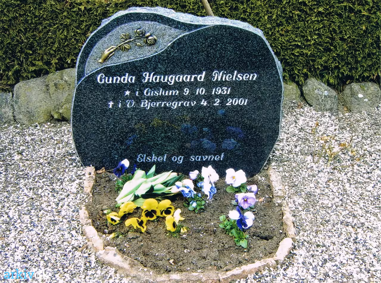 arkiv.dk | Gunda Haugaards gravsten