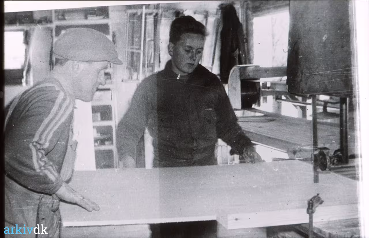 arkiv.dk | Svend Aage Kristiansen og en medhjælper på værkstedet hos Veerst Tømrerforretning v ...
