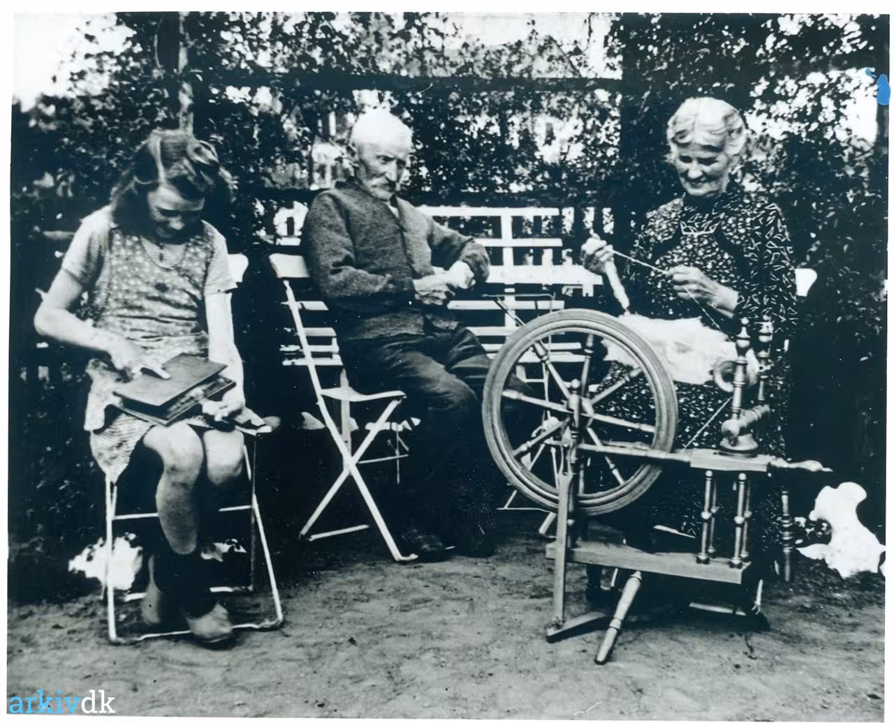 arkiv.dk | Karen Jensen Møller og hendes morfar Hans Skotte og mormor Hanne Skotte.