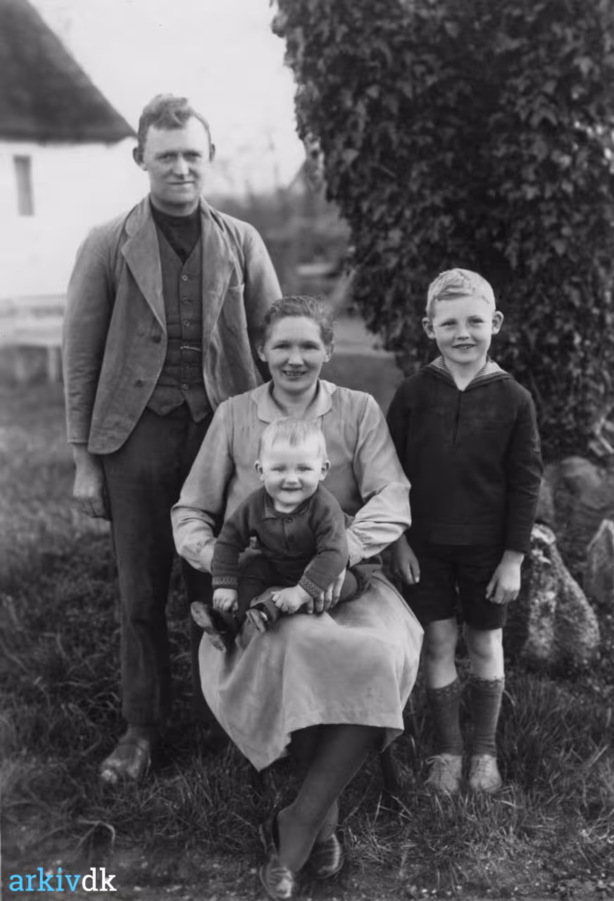 arkiv.dk | Johannes, Ella, Jørgen og Knud Rasmussen, Hagerupgård