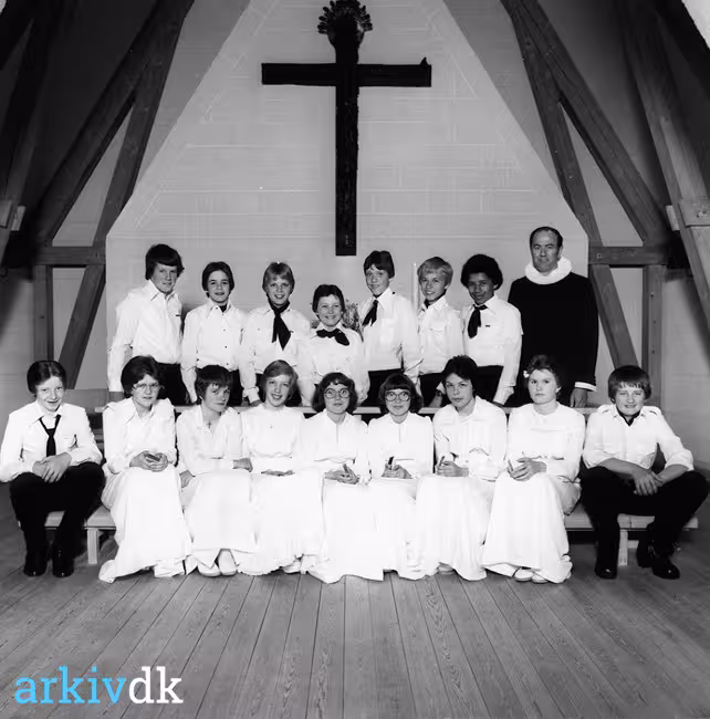 arkiv.dk | 1979 Pindstrup Kirke - konfirmation