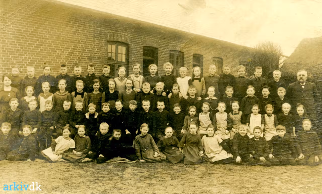 arkiv.dk | Vorbasse skole. Elever og lærere ca 1923