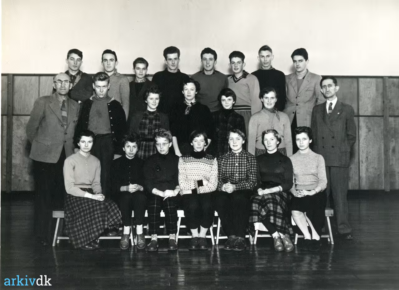 arkiv.dk | Sct. Jacobi Skole. Kirkepladsen 1, Varde. 1956 klassefoto Realklassen