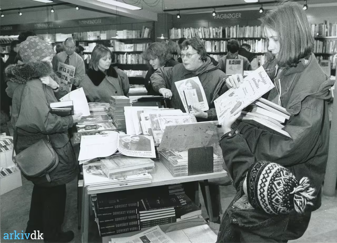 arkiv.dk | Kunder, formentlig til bogudsalg, hos Arnold Busck's boghandel. Nr. 2 fra venstre ...