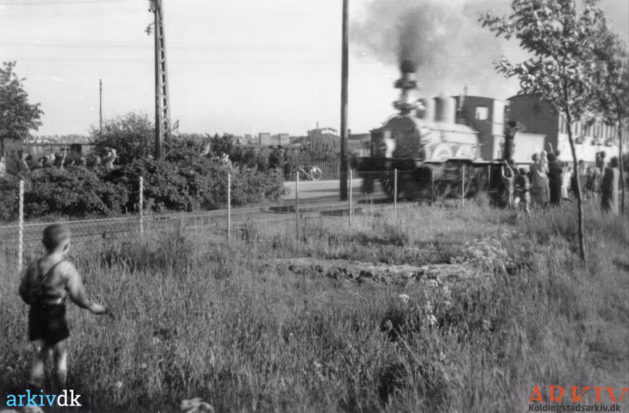 arkiv.dk | Troldhedebanens tog på Vej til Sydjydsk Udstilling i Vejen.