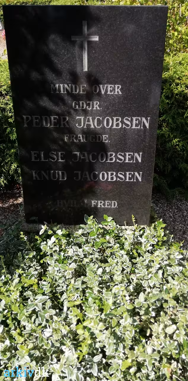arkiv.dk | Gravsten over Peder, Else og Knud Jacobsen