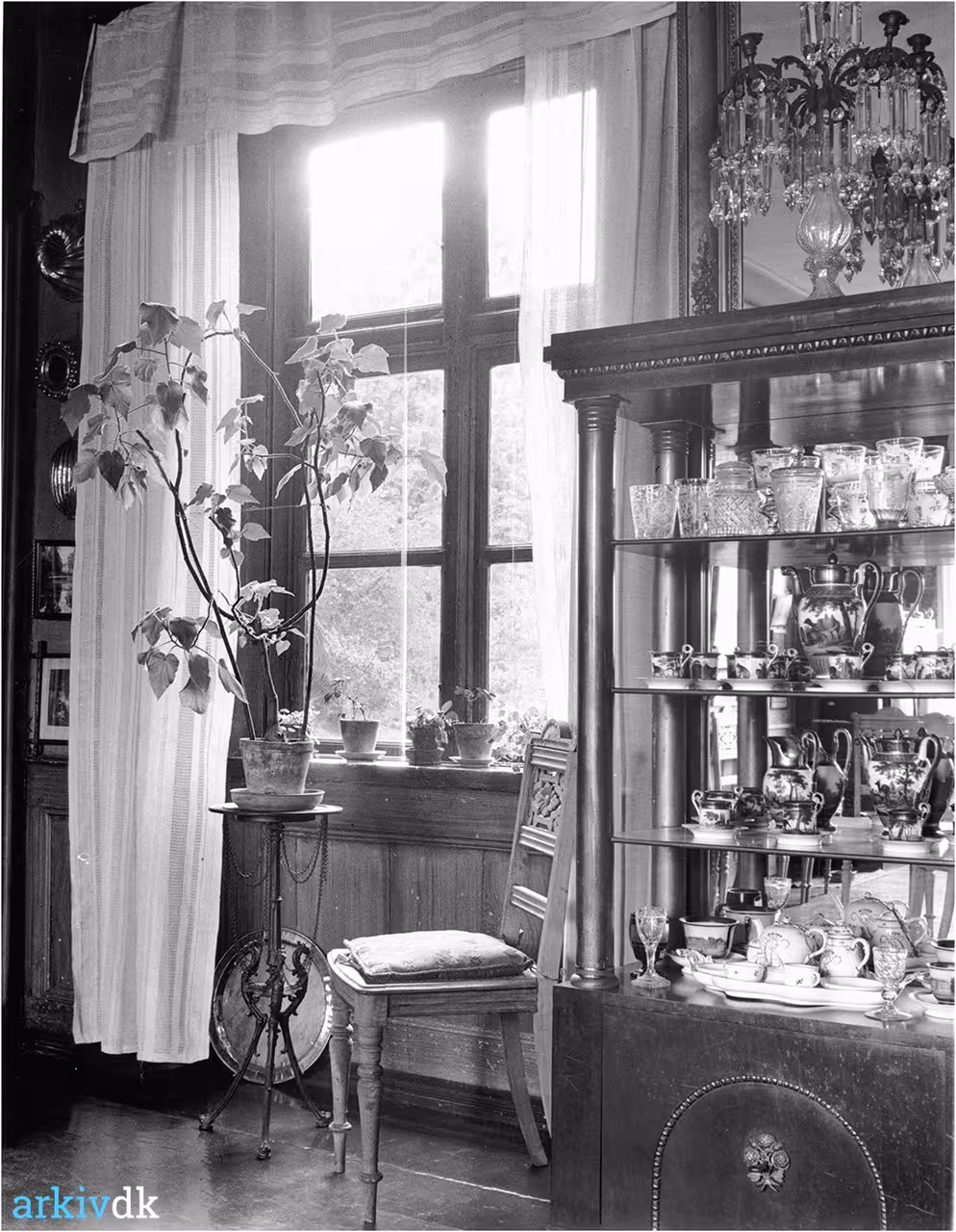 arkiv.dk | Spisestuen i hovedbygningen på Moesgaard.