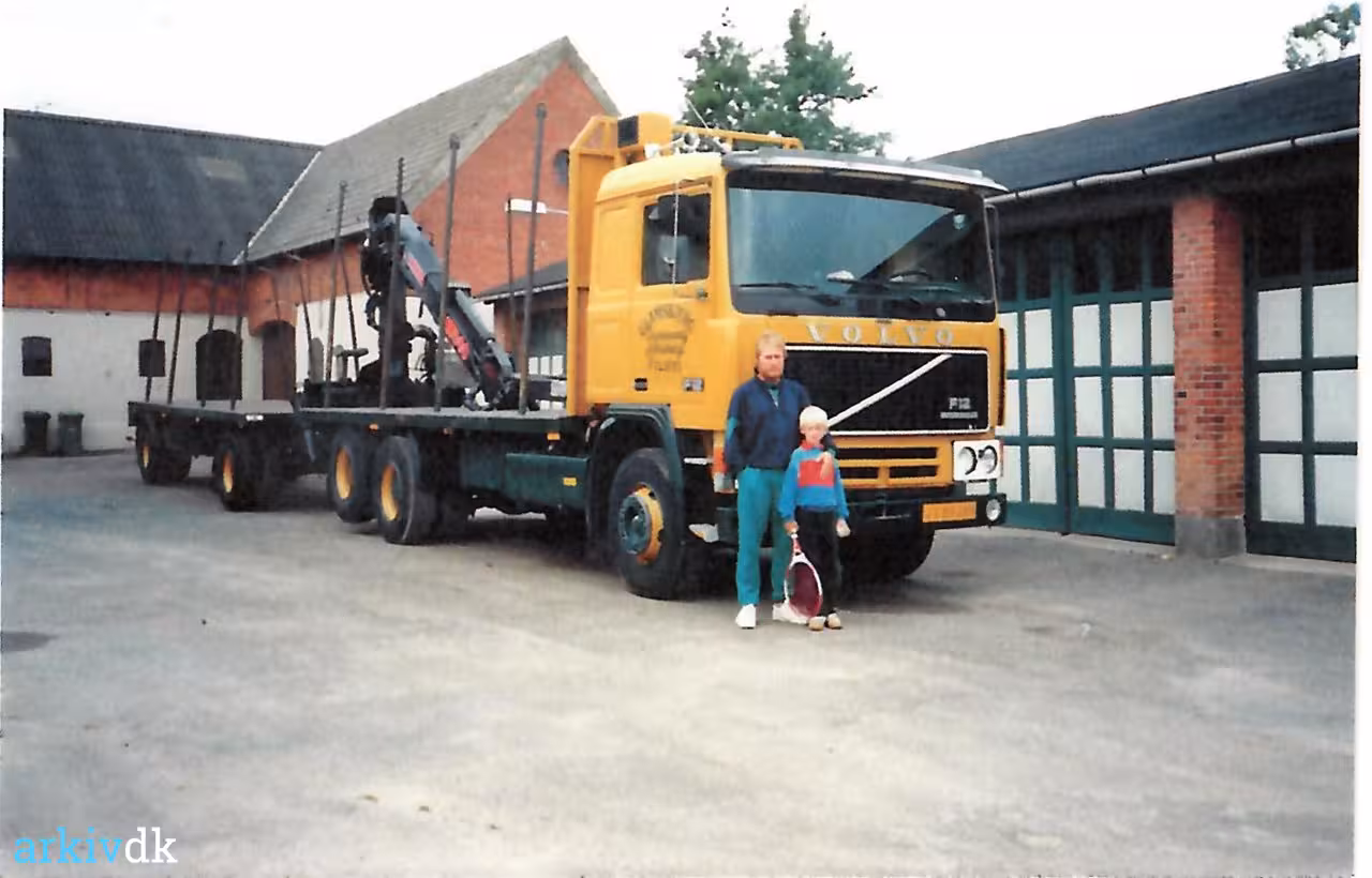 arkiv.dk | Vognmand Edmund Kristiansens lastbil, hans søn Bjarne og dennes søn Kristian