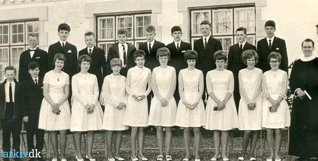 arkiv.dk | Foto af konfirmander d. 2.april 1967 ved pastor Frøkjær-Jensen, Fur kirke