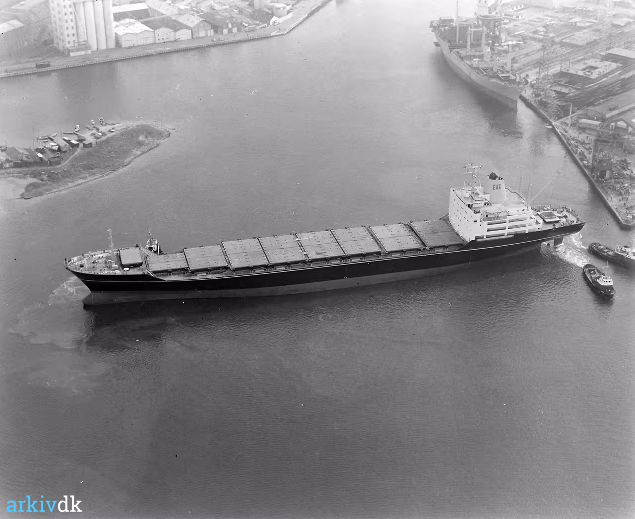 arkiv.dk | Luftfoto over Nakskov Skibsværft og udhaling af M/S Meonia. Billedserie